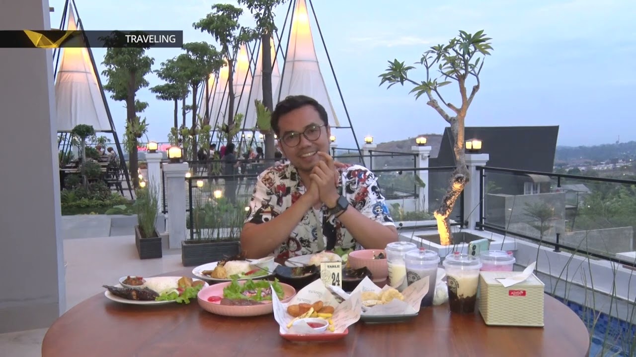 Tempat dengan view indah dan makanannya juga enak?!! (Paraduta Hill ...